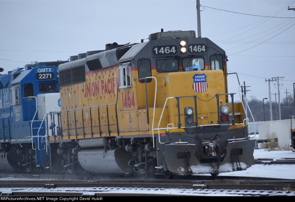 UP Engine 1464 and GMTX 2271, Des Moines IA